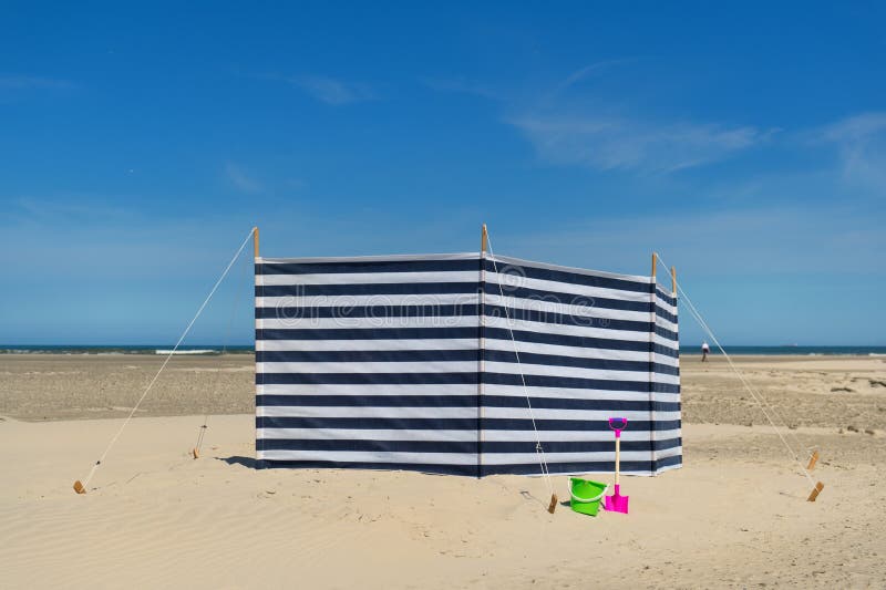 Gestreept Windscherm Bij Het Strand Stock Foto - Image of strand, wind ...