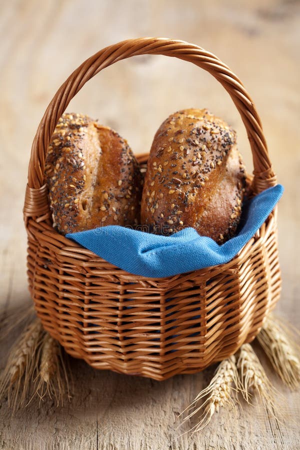 Gesundes Brot im Korb stockbild. Bild von gebäck, frische - 22083049
