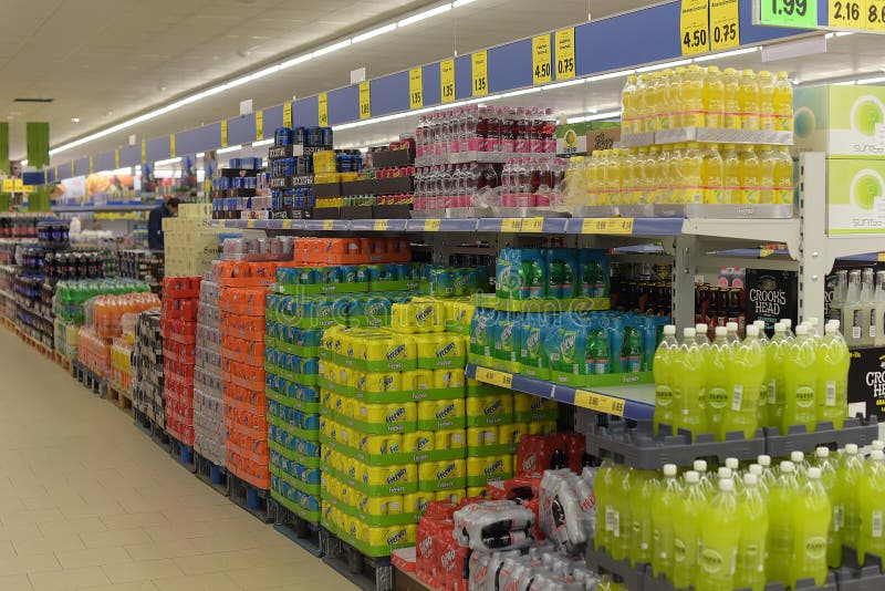 Getränke am Supermarkt redaktionelles stockfoto. Bild von extrakt ...