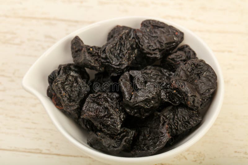 Getrocknete Pflaumen stockbild. Bild von pflaumen, getrocknete - 114035445