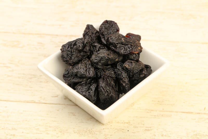 Getrocknete Pflaumen stockbild. Bild von pflaumen, getrocknete - 114035445
