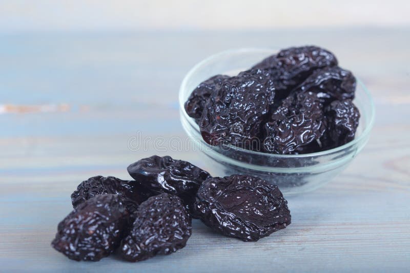 Trockene Pflaumen Oder Pflaumen Stockfoto - Bild von hölzern, frucht ...