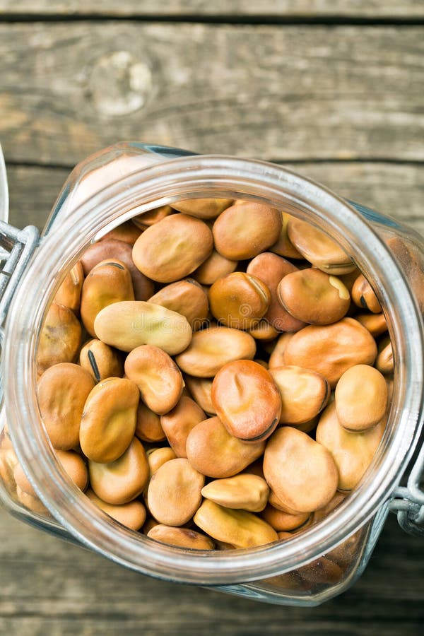 Getrocknete Puffbohnen in Der Metallschaufel Stockfoto - Bild von ...