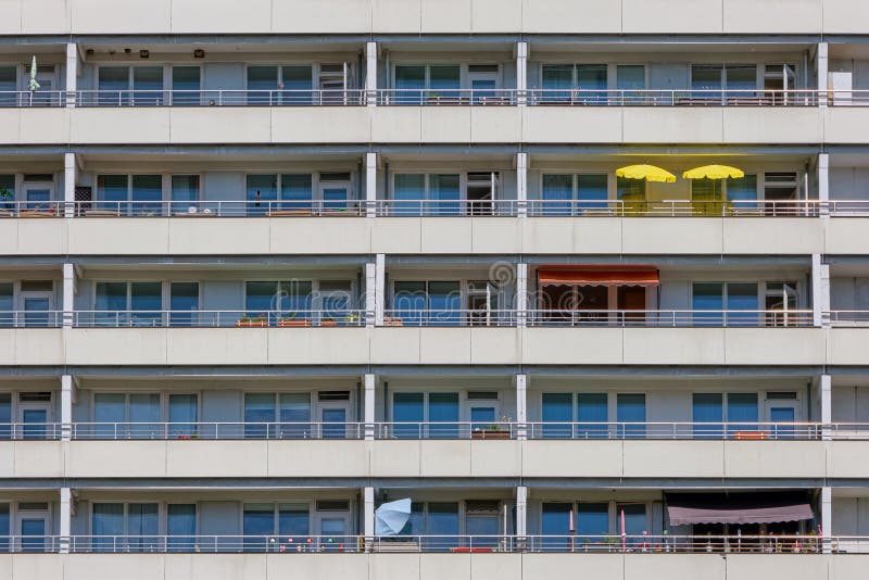 Gevel Van Een Groot Appartementengebouw Stock Afbeelding - Image of ... Gevel Van Een Groot Appartementengebouw Stock Afbeelding - Image of ...