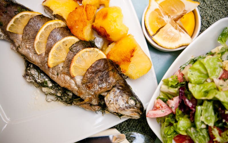 Gevulde Forel Met Citroenschotel Stock Foto - Image of citroen, klusje ...