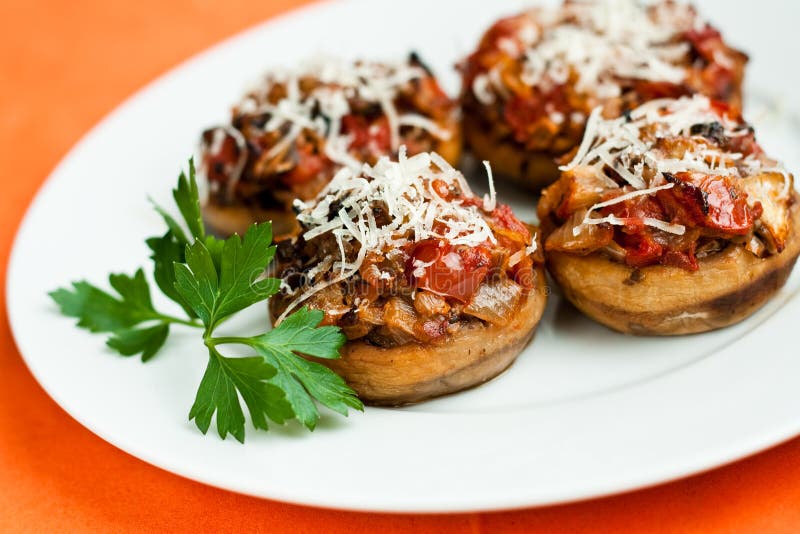 Paddestoel Die Met Groenten Wordt Gevuld Stock Foto - Image of heerlijk ...