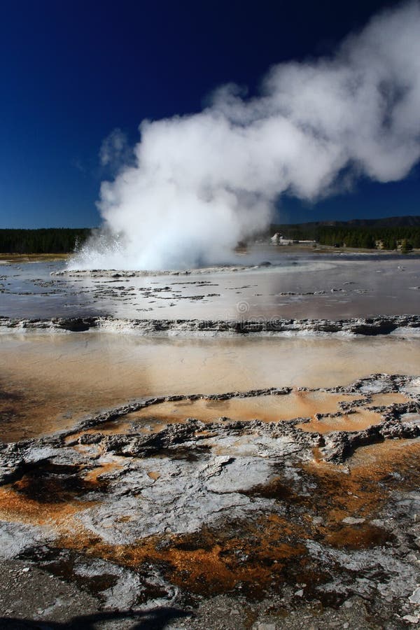 Geysire in Yellowstone stockbild. Bild von amerikanisch - 37225049