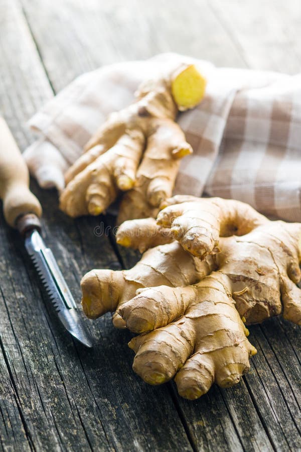 Gezonde gemberwortel stock foto. Image of kruiden, installatie - 104879614