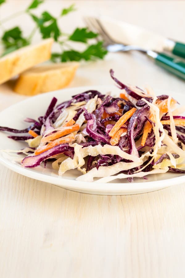 Gezonde Koolsla Met Rode Kool En Wortel Stock Foto - Image of narcotize ...