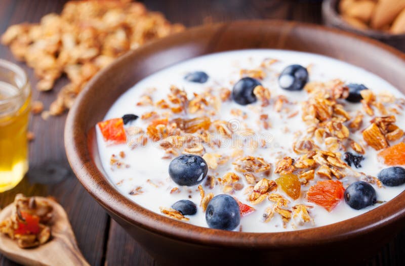 Gezonde Ontbijt Verse Granola, Muesli Met Bessen, Honing En Melk Op Een ... Gezonde Ontbijt Verse Granola, Muesli Met Bessen, Honing En Melk Op Een ...