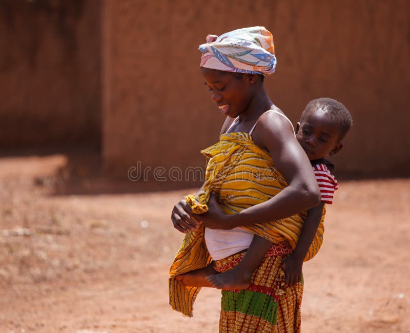 Ghanese vrouw en zoon redactionele stock afbeelding. Image of ...