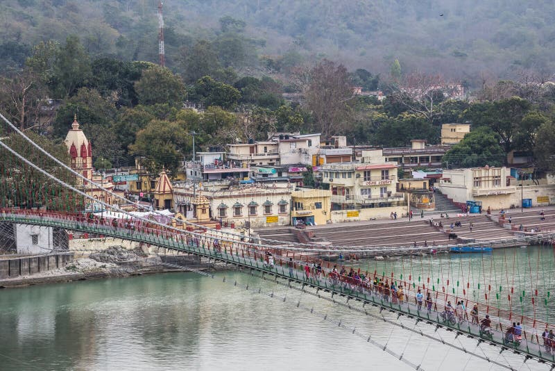Ghats de Rishikesh foto editorial. Imagen de india, indio - 95002926