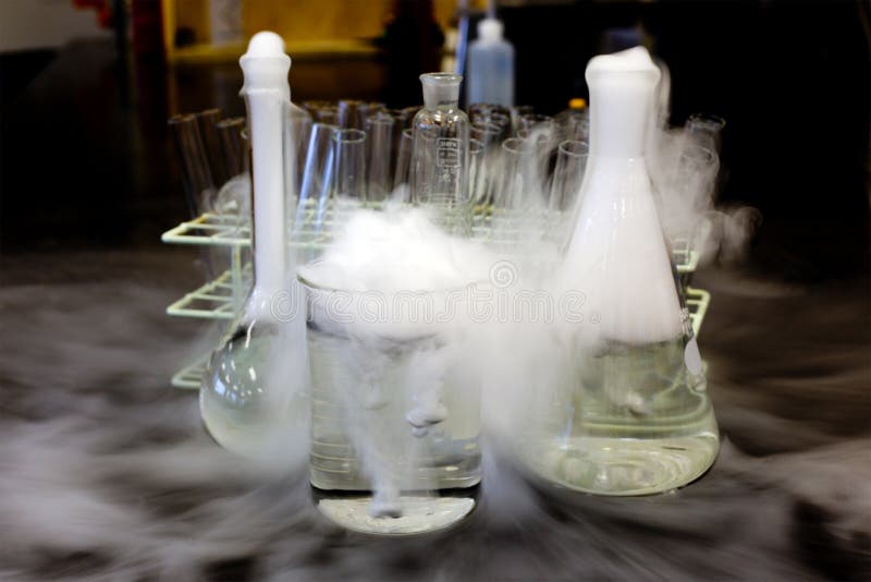 Boccetta Rossa E Un Vetro Di Ghiaccio Secco Immagine Stock - Immagine ...