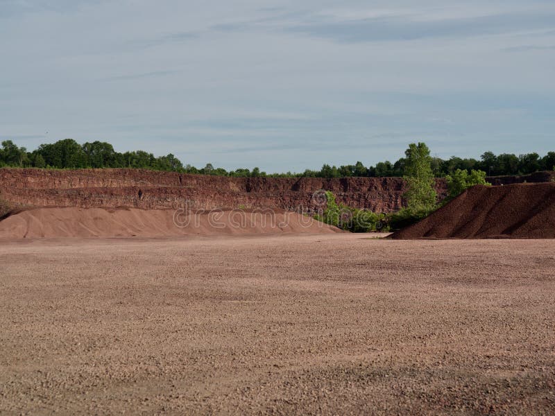 Ghiaia Rossa Pit with Cliff Della Cava Di Roccia Fotografia Stock ...