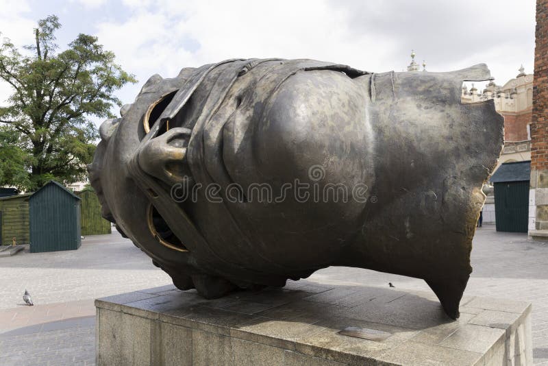 Eros Bendato Giant Head Sculpture Located at Market Place Square ...