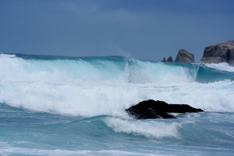 Giant storm tsunami waves 库存照片. 图片 包括有 更改, 恐惧, 泡沫, 陆运 - 5815434