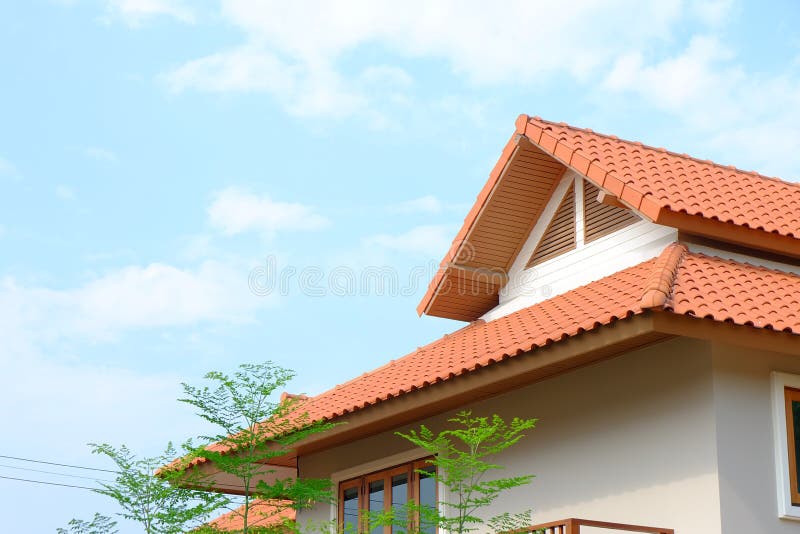 Giebeldach Mit Fenstern Auf Buntem Holzhaus Stockbild - Bild von himmel ...