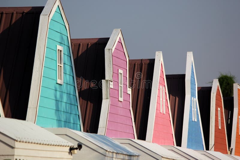 Giebeldach Mit Fenstern Auf Buntem Holzhaus Stockbild - Bild von himmel ...