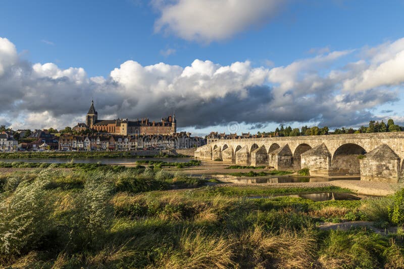 Gien Bridge Loire Dans Les Frances Photo stock - Image of cloudscape ...