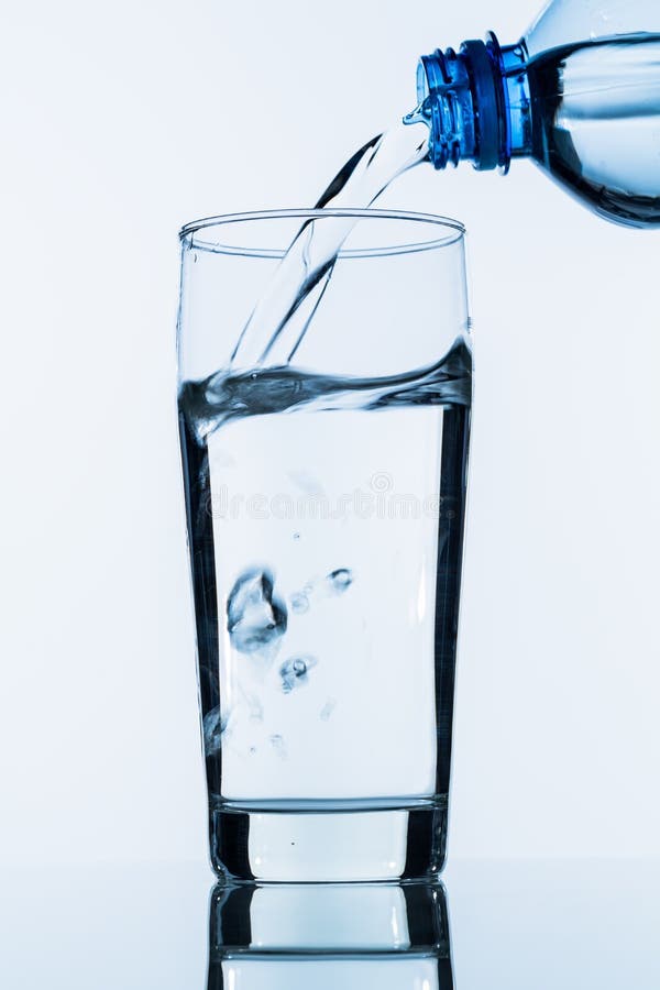 Giet water in een glas stock foto. Image of voor, giet - 36385884