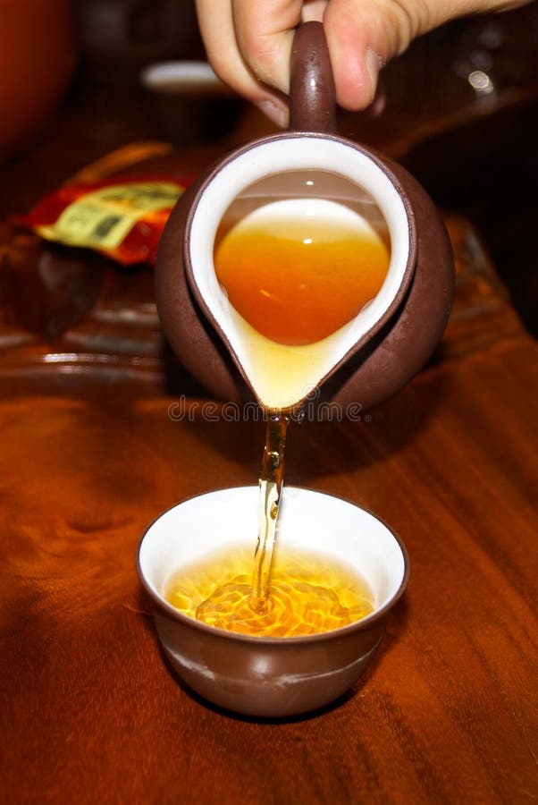 Het Gieten Van Chinese Thee in Een Kop-1 Stock Afbeelding - Image of ...