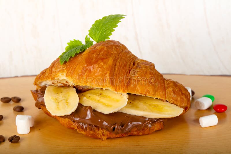 Giffel Med Choklad Och Bananen Arkivfoto - Bild av smör, puff: 111872150