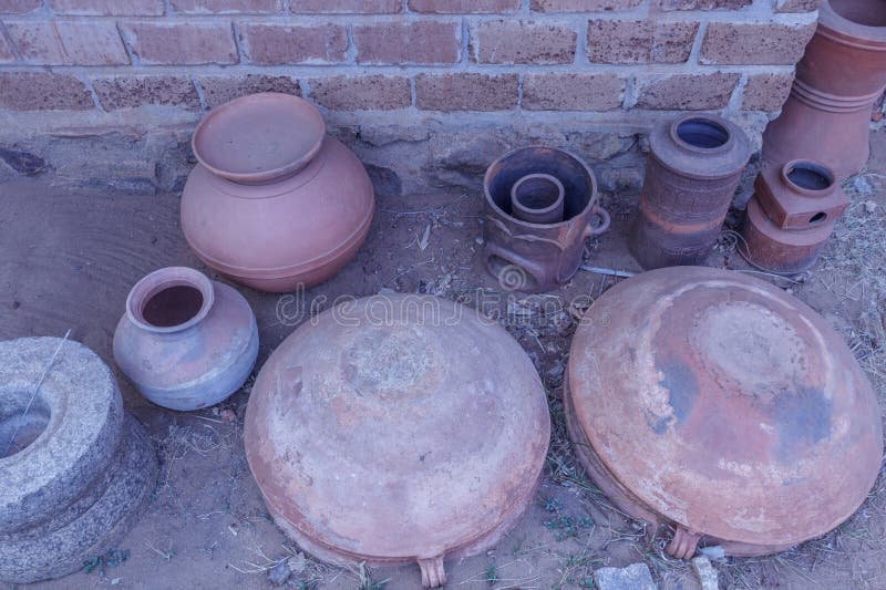 Gigantischer Lehm Der Weinlese Oder Keramischer Kochender Topf ...