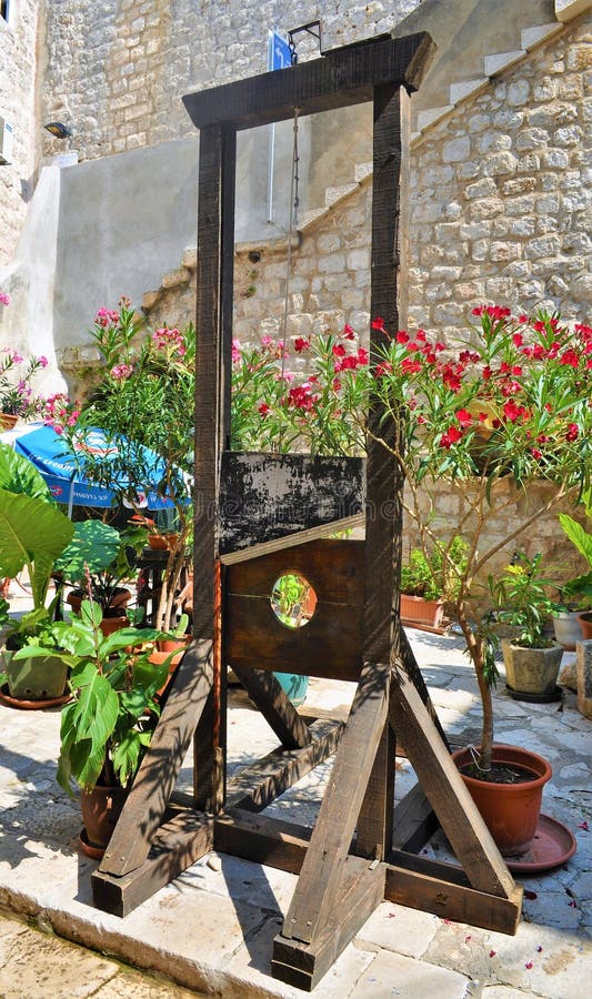 Giljotin Stock Foton , bilder och fotografi - Ladda ner 942 foton