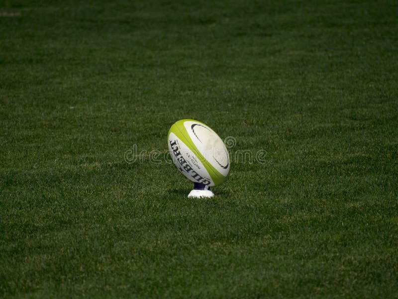 Rugbyball in den Händen redaktionelles foto. Bild von tätigkeit - 42645801