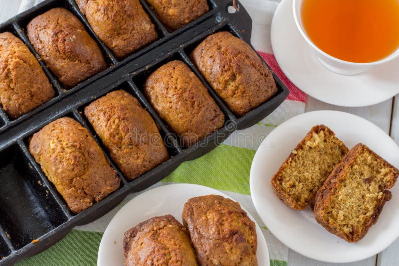 Ginger Gems Mit Tee Von Oben Stockfoto - Bild von nachtisch, gebacken ...