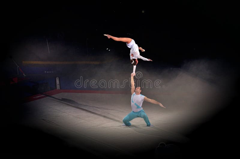 Ginnastica acrobatica immagine editoriale. Immagine di ragazzo - 29613135