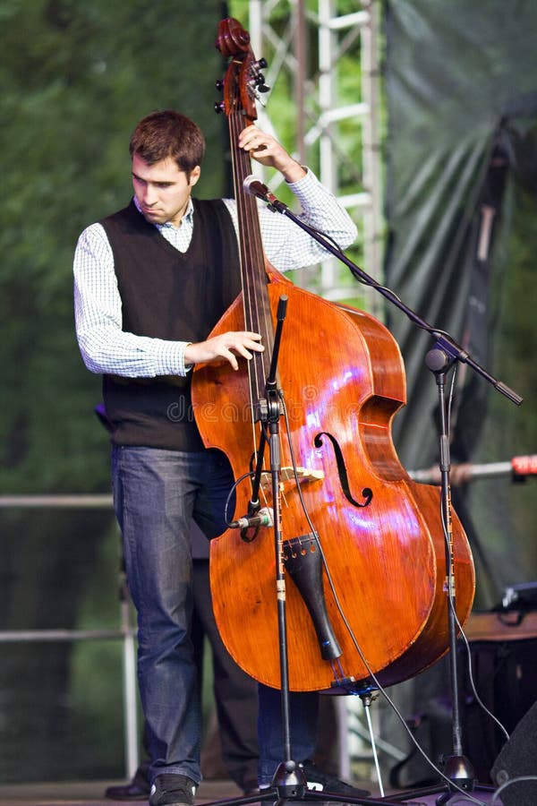 Giocatore del Contrabass fotografia stock editoriale. Immagine di ...
