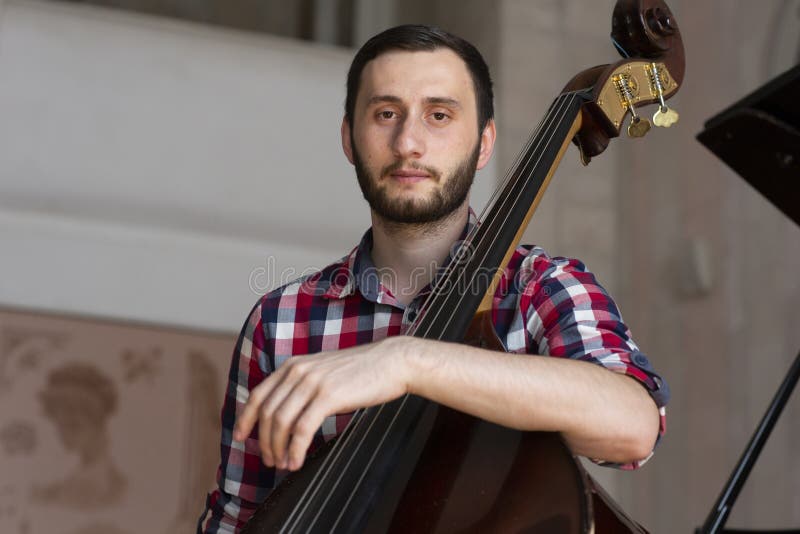 Giocatore Di Contrabbasso Che Gioca Contrabbasso Fotografia Stock ...