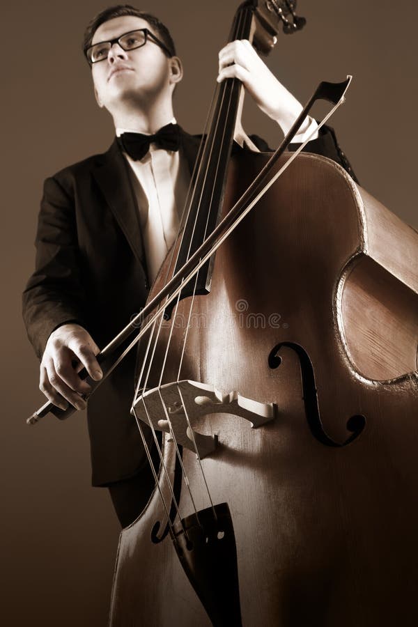 Ritratto Classico Dello Studio Del Musicista Con Il Contrabbasso ...