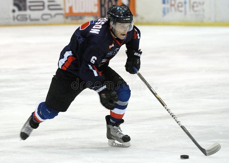 Giocatore Di Hockey Su Ghiaccio Immagine Editoriale - Immagine di tiro ...