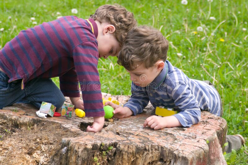 Gioco Dei Gemelli Con Concentrazione Fotografia Stock - Immagine di ...