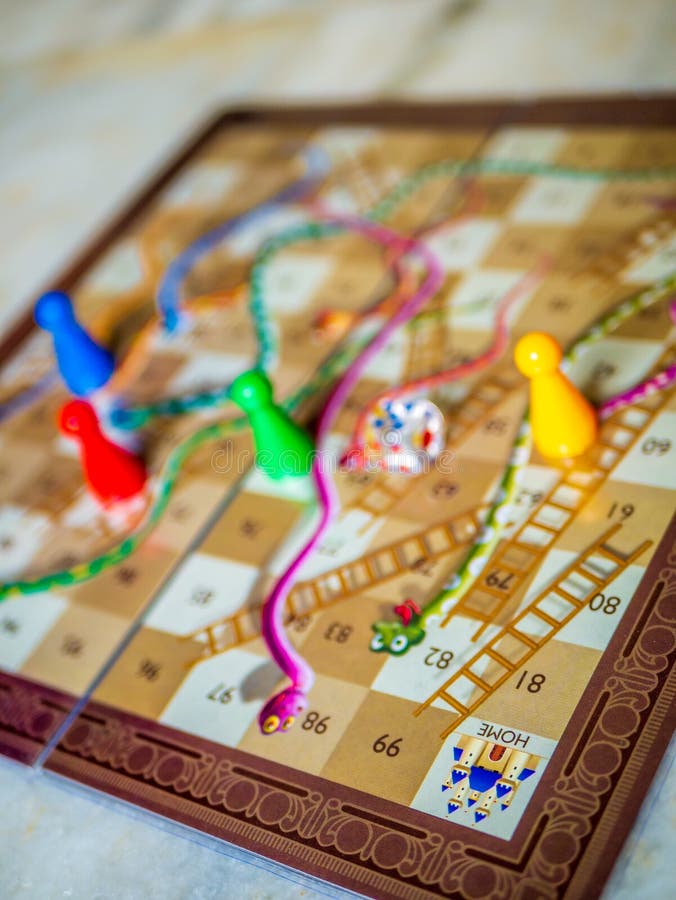 Gioco Dei Serpenti E Delle Scale Immagine Editoriale - Immagine di cubo ...