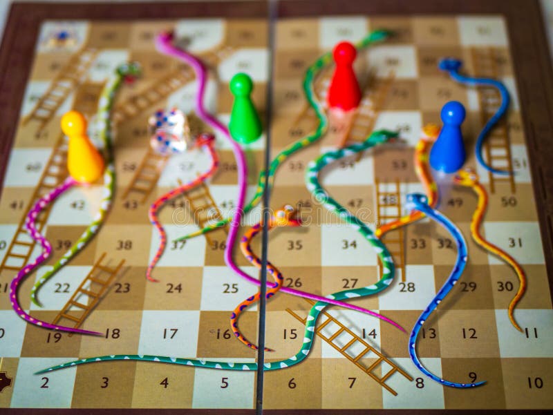 Serpenti E Scale Giocano Ai Bambini. Immagine Stock - Immagine di ...