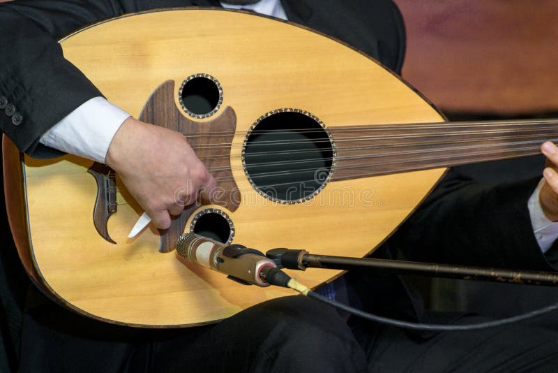 Strumento Turco E Arabo - Liuto Immagine Stock - Immagine di musicista ...