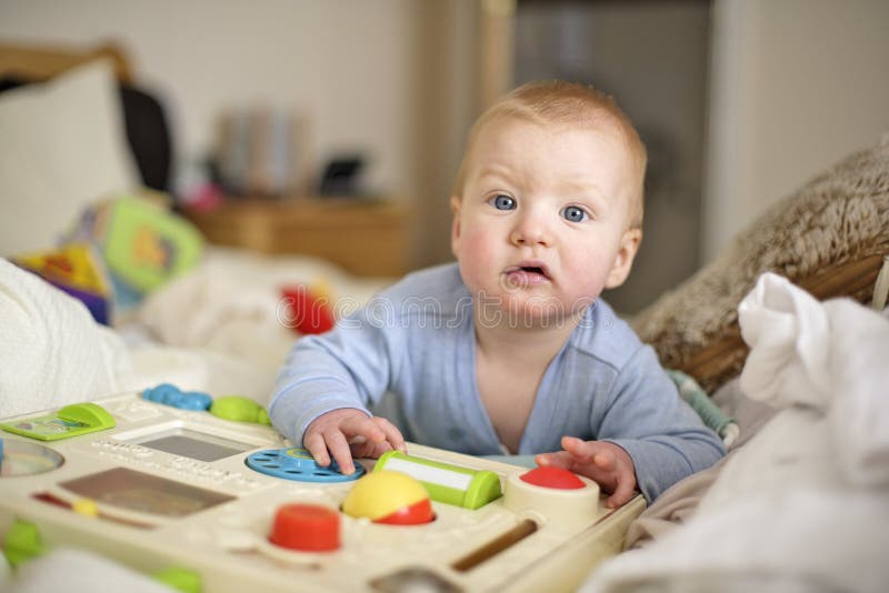 Un neonato di 7 mesi immagine stock. Immagine di amore - 1314235