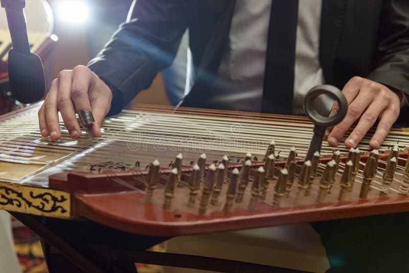 Gioco Dello Strumento Musicale Arabo Di Qanon Immagine Stock - Immagine ...