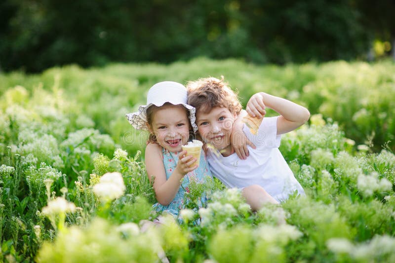 Gioco Di Bambini Insieme Nel Giardino Fotografia Stock - Immagine di ...