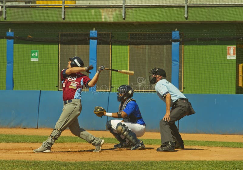 La Pastella Colpisce Una Sfera Durante Il Gioco Di Baseball. Fotografia ...