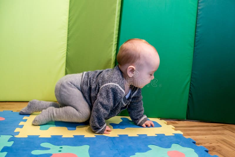 Gioco E Strisciare Del Bambino Immagine Stock - Immagine di svago ...