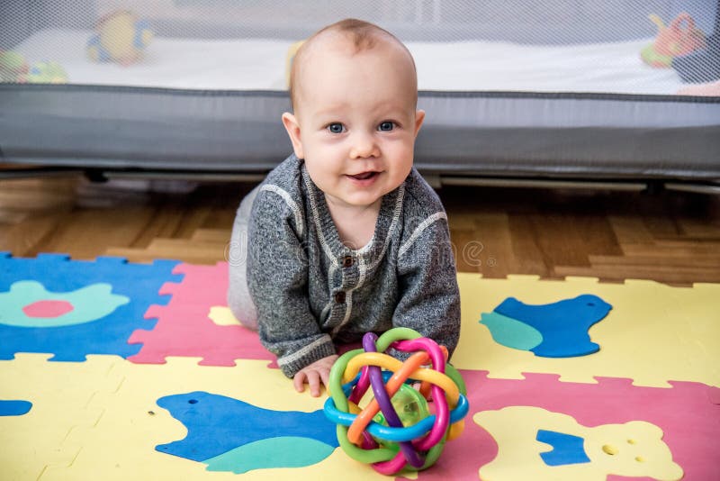 Gioco E Strisciare Del Bambino Immagine Stock - Immagine di giocoso ...