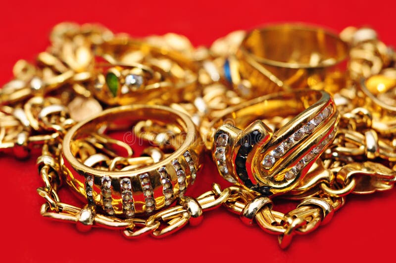 Gioielli dell'oro su rosso fotografia stock. Immagine di brillante ...