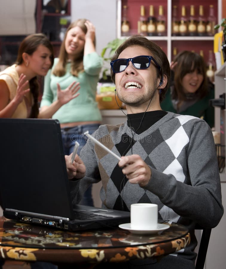 Giovane Antipatico Che Canta Fortemente Fotografia Stock - Immagine di ...