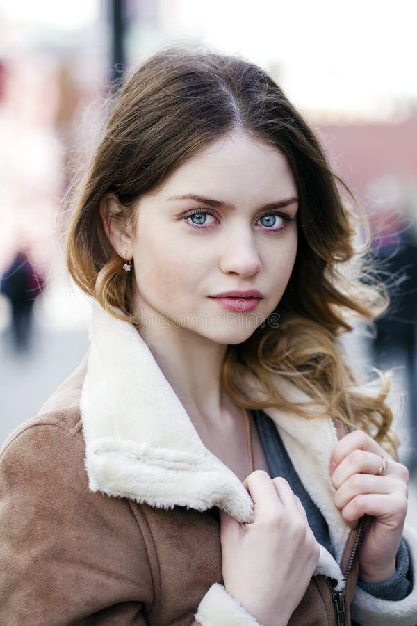 Giovane Bella Donna in Breve Vestito Beige Che Posa All'aperto in ...