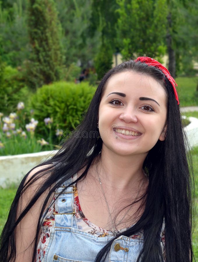 Giovane Bella Ragazza Che Sorride E Felice Fotografia Stock - Immagine ...