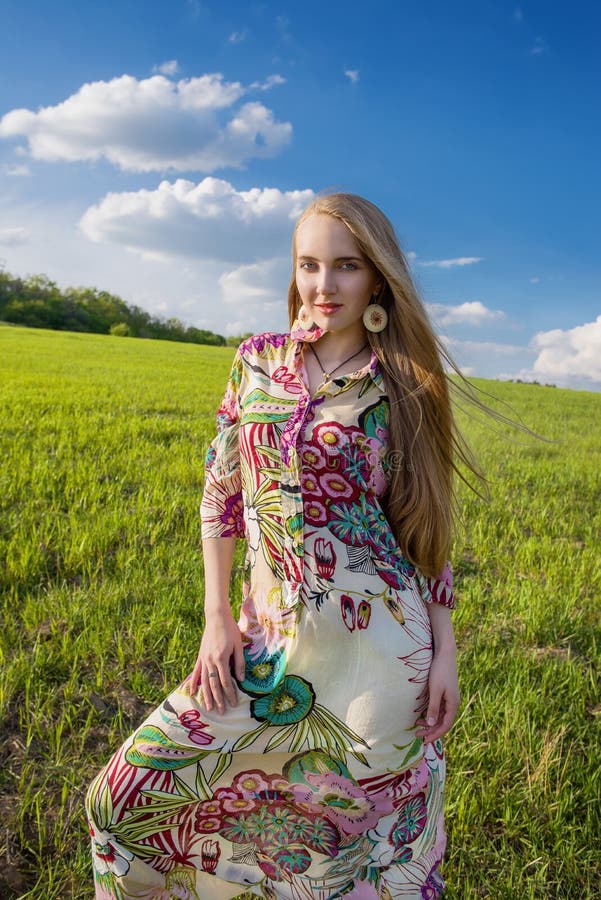 Giovane Bella Ragazza Con Capelli Scuri Lunghi Nel Campo Verde Immagine ...